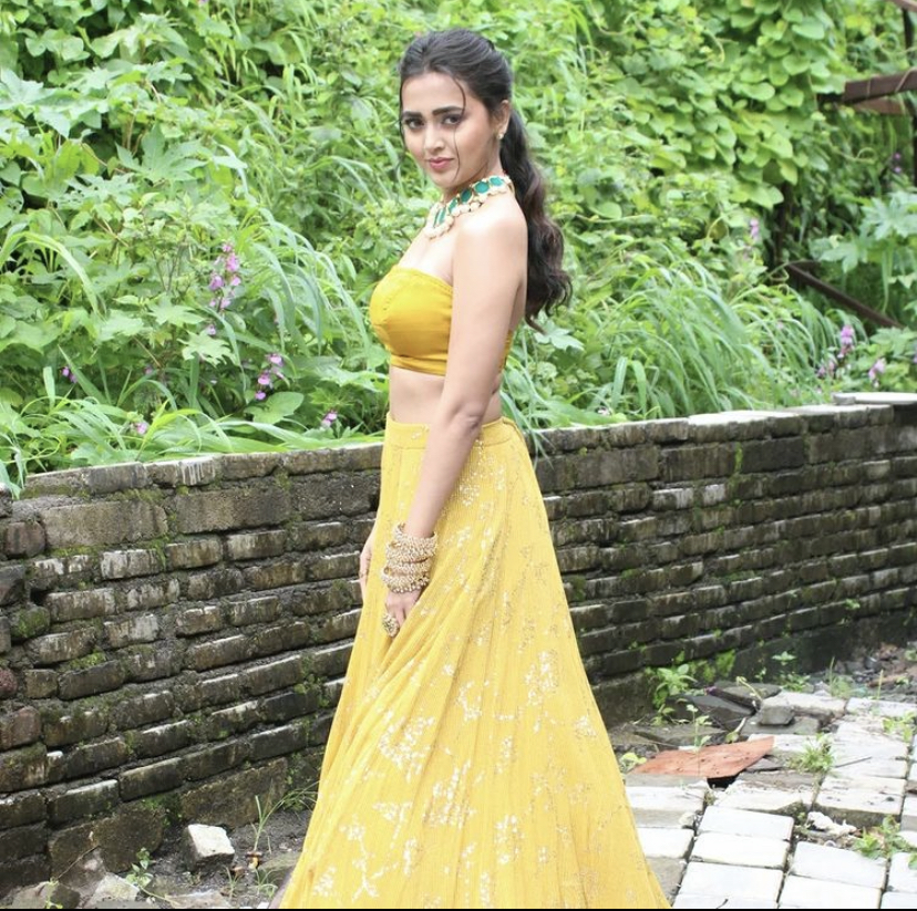 Tejaswi Prakash steps out in yellow shimmer Lehenga- See pics ...